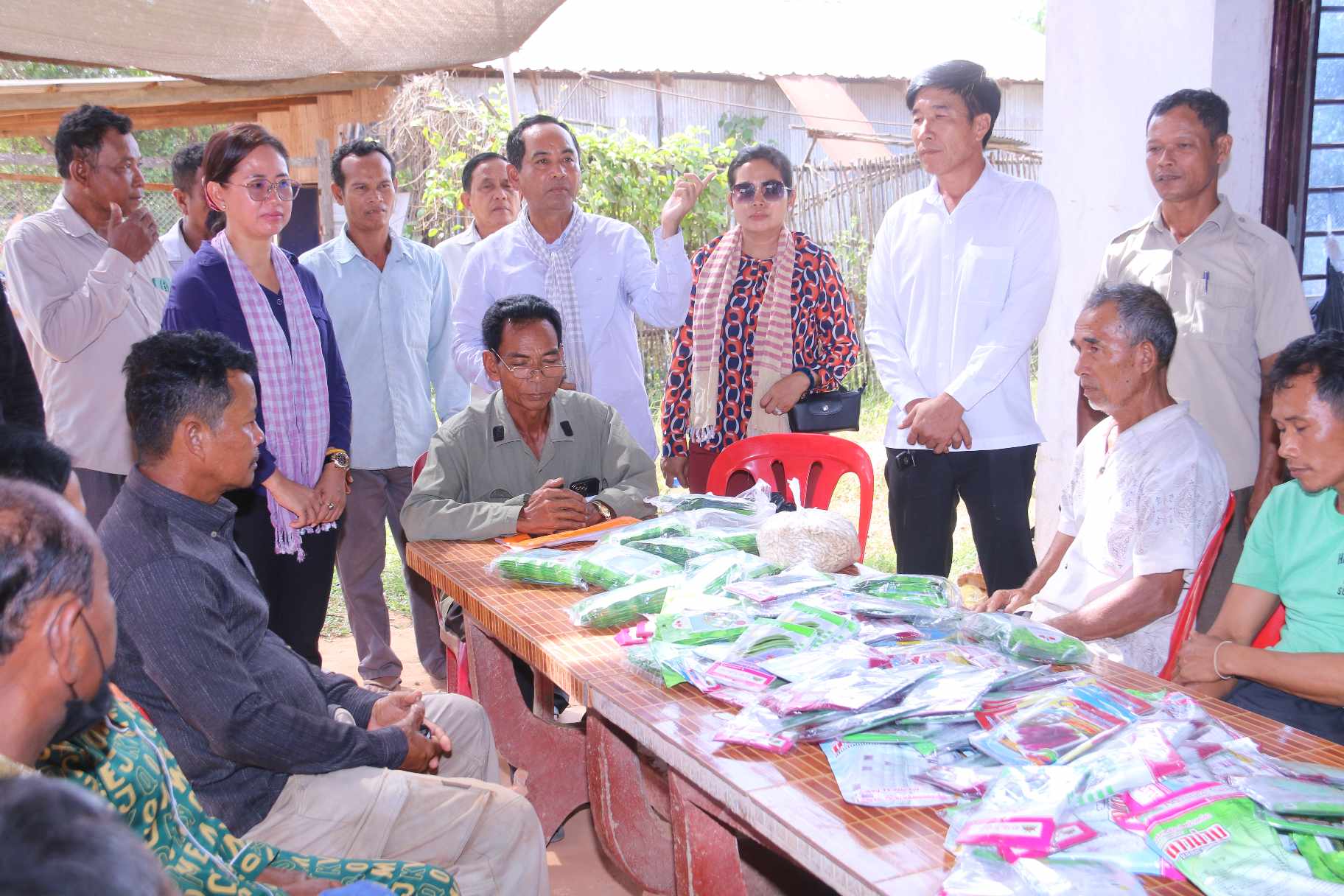 Distribute vegetable seeds to local people in Samaki commune, Prey Nob ...